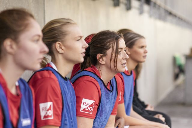 The New 'Benching' Dating Trend | Psychology Today