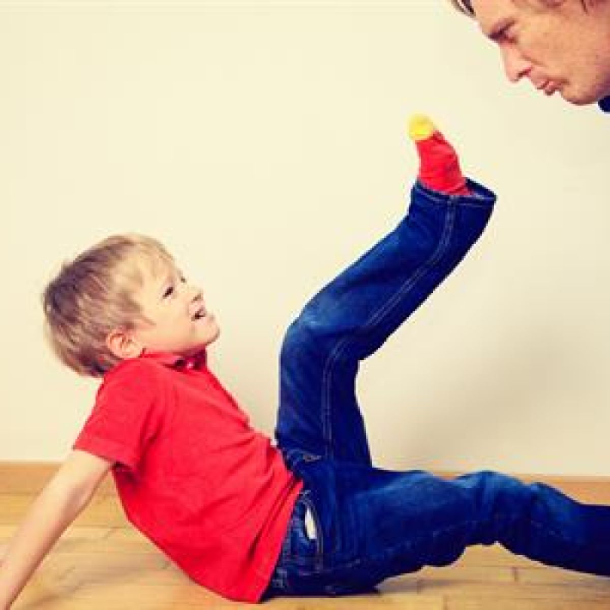 kid hitting themselves