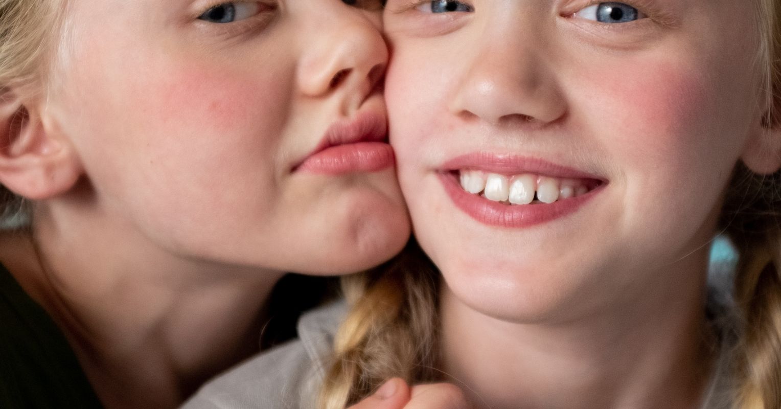 5 Ways the Sibling Dynamic Reappears in Adult Relationships ...