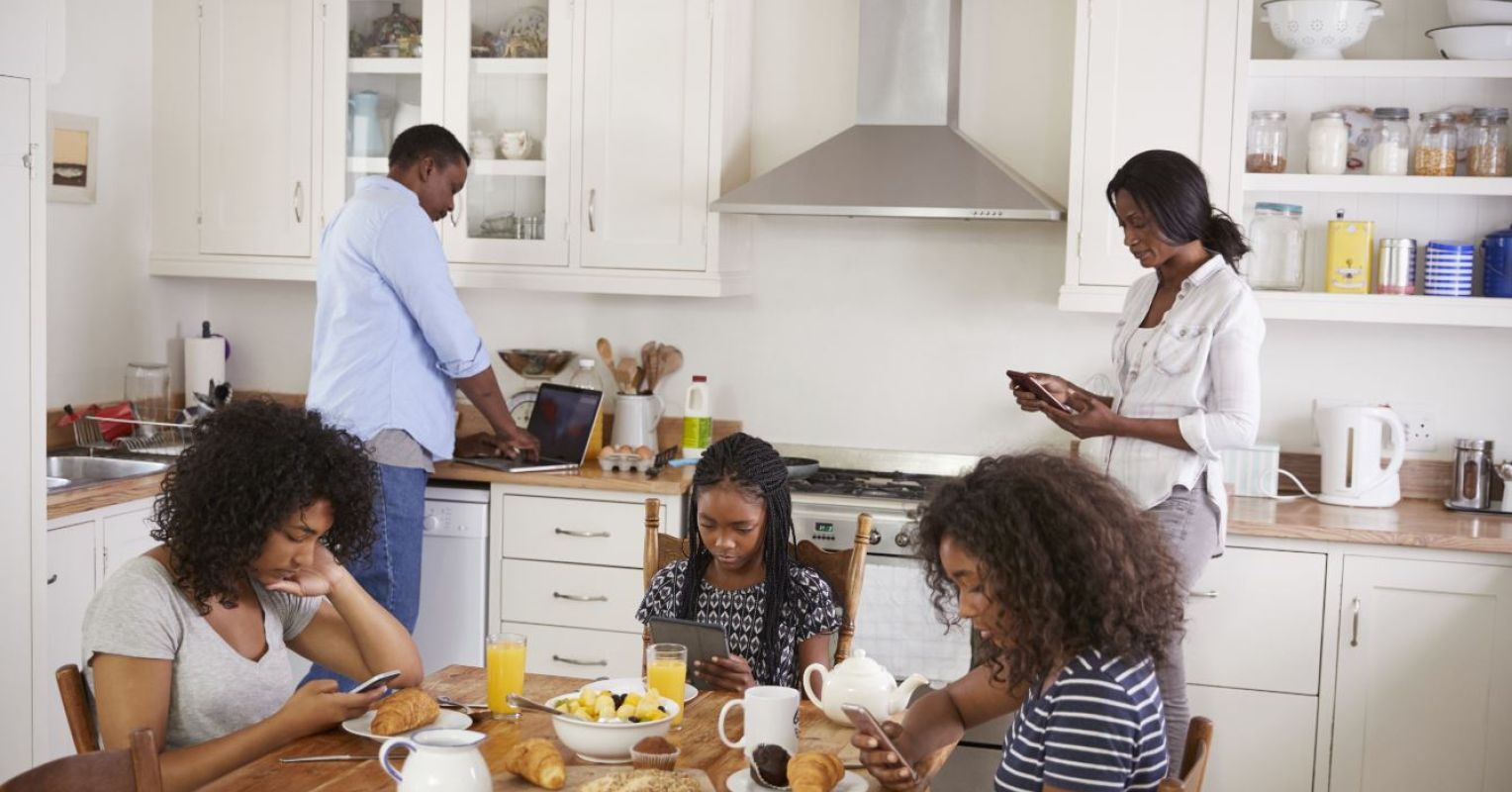 Cutting Our Device Distractions In the World of Screens | Psychology Today