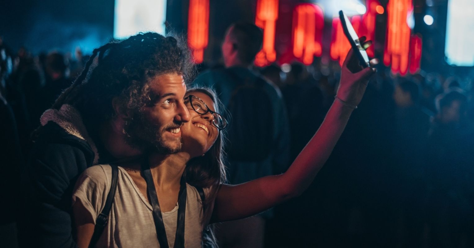 What We Can All Learn From the Kiss-Cam Couple | Psychology Today