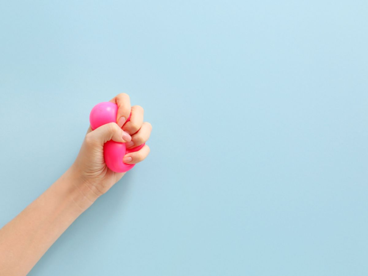 what does squeezing someone's hand mean